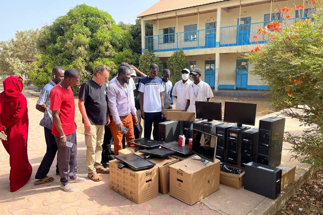 Interior Academy School – die ersten 20 Computer! – Dresden Banjul ...