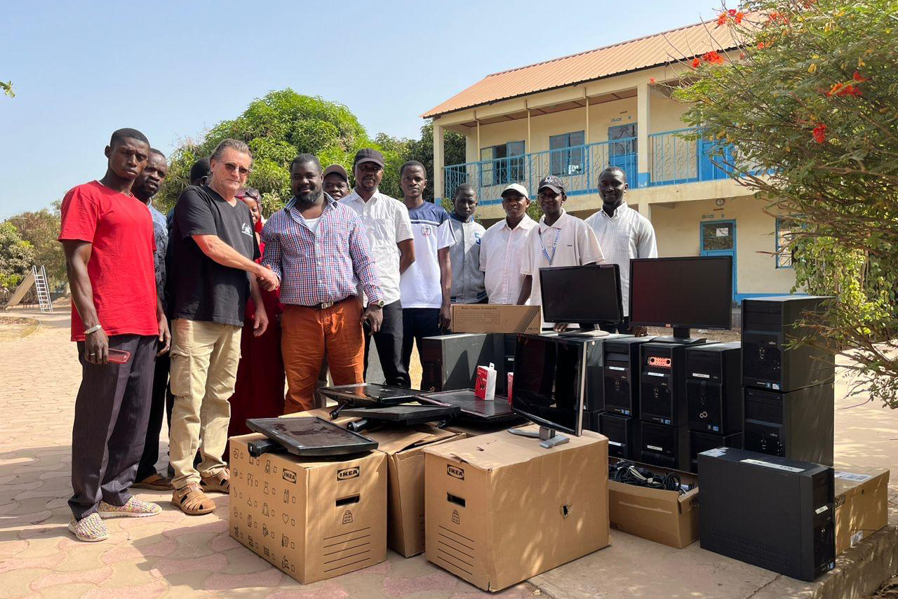 Interior Academy School – die ersten 20 Computer! – Dresden Banjul ...